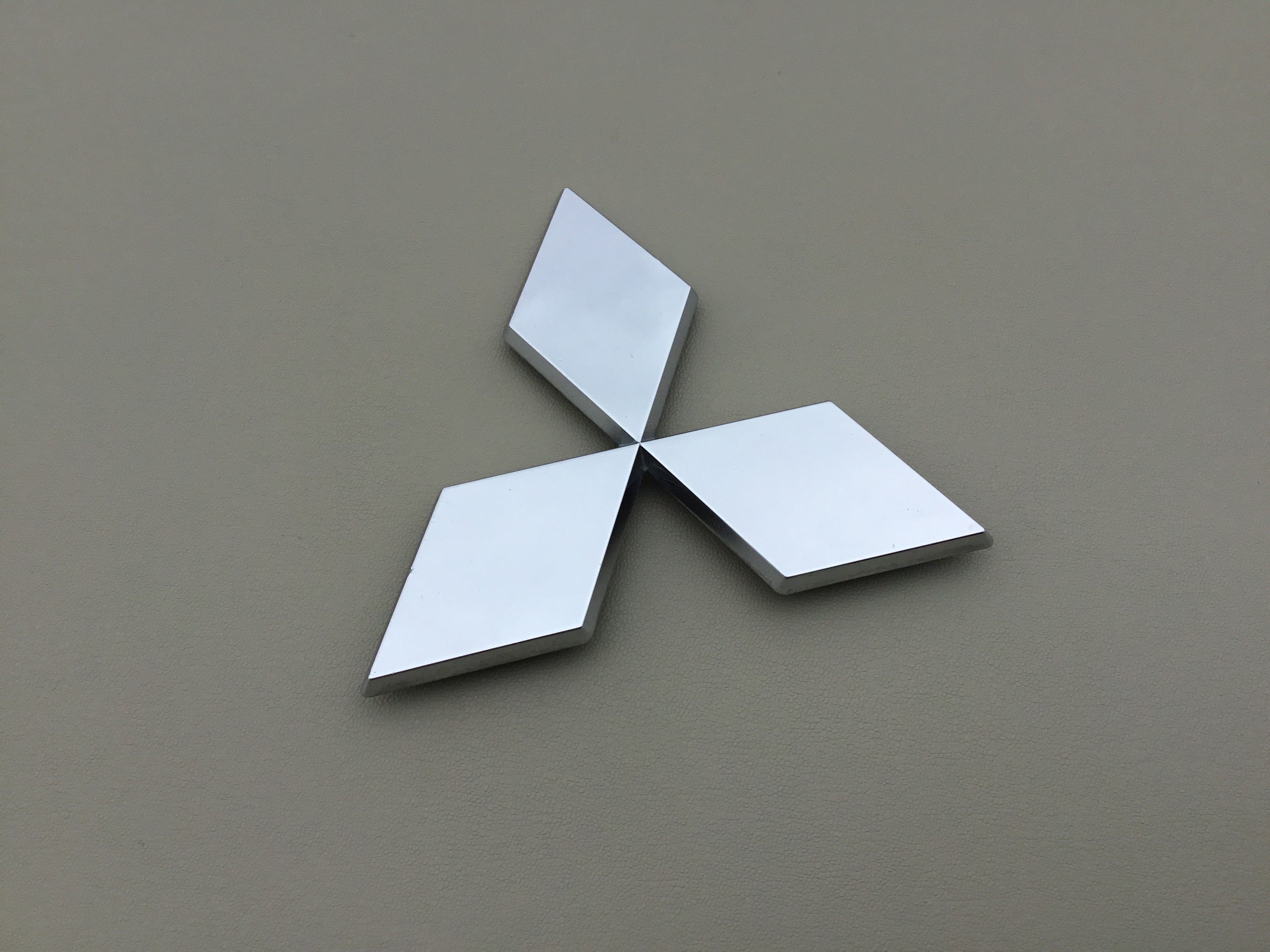 2002-2004 Mitsubishi Montero Sport Grille Emblem