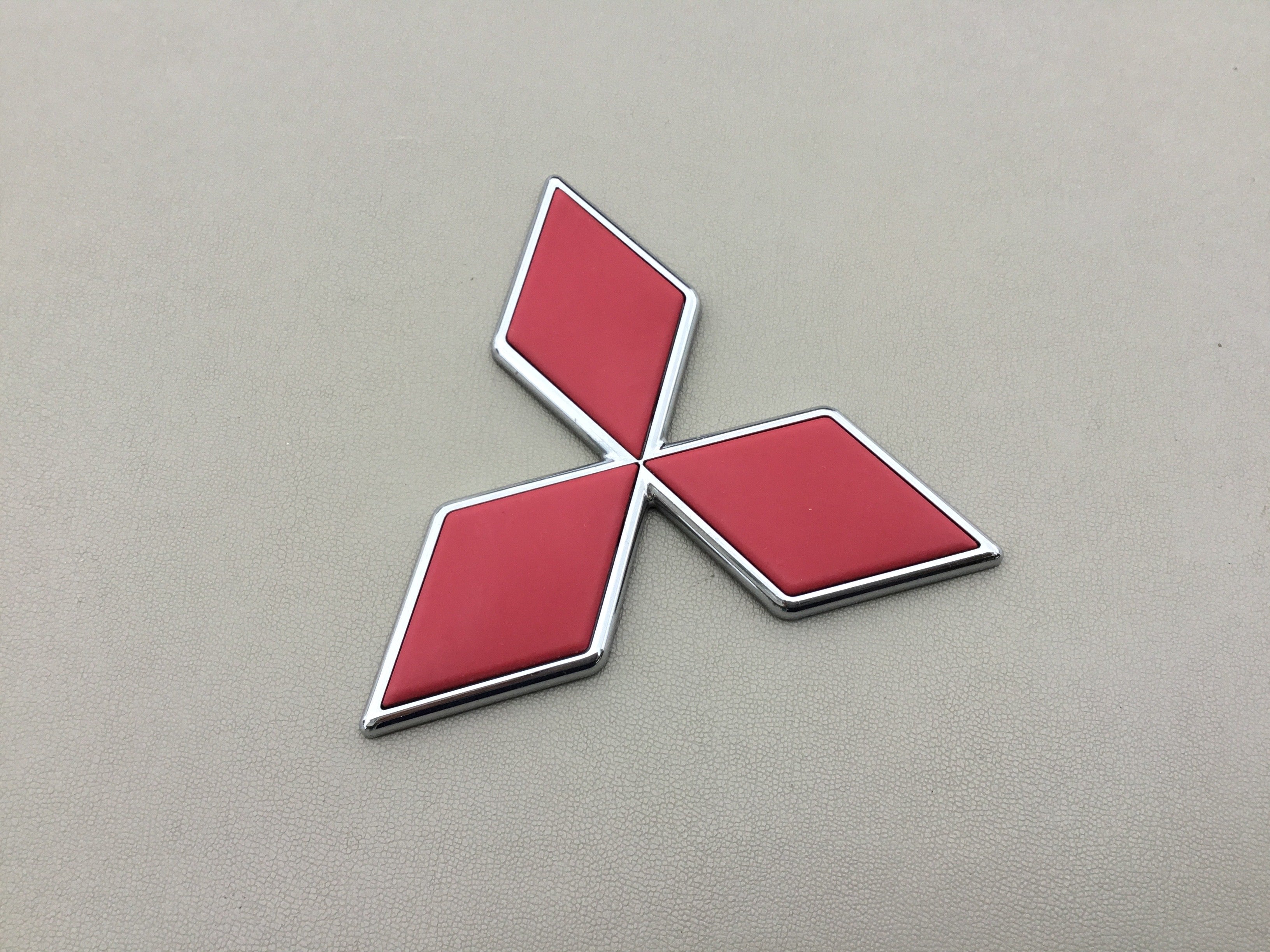 2000-2001 Mitsubishi Montero Sport Grille Emblem