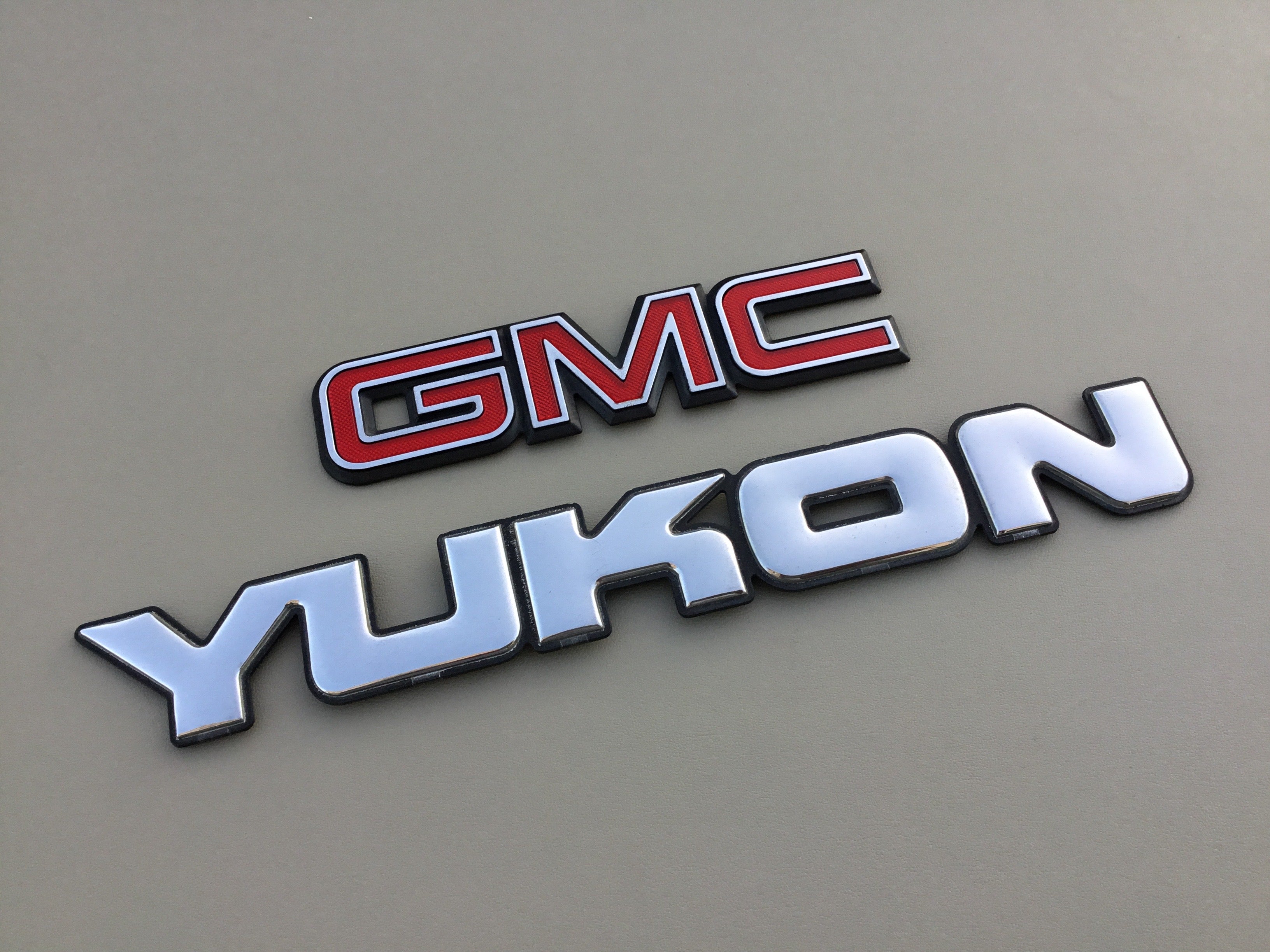 2000-2002 GMC Yukon Tailgate Emblem Set - Emblem Dude