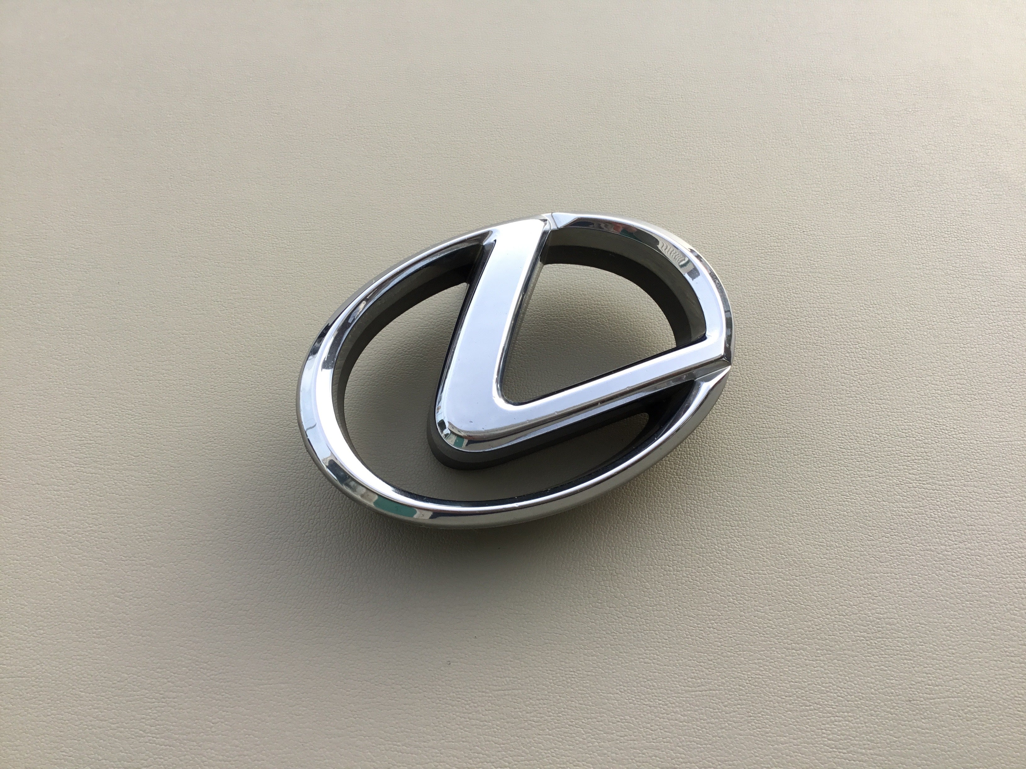 1998-2000 Lexus LS400 Grille Emblem