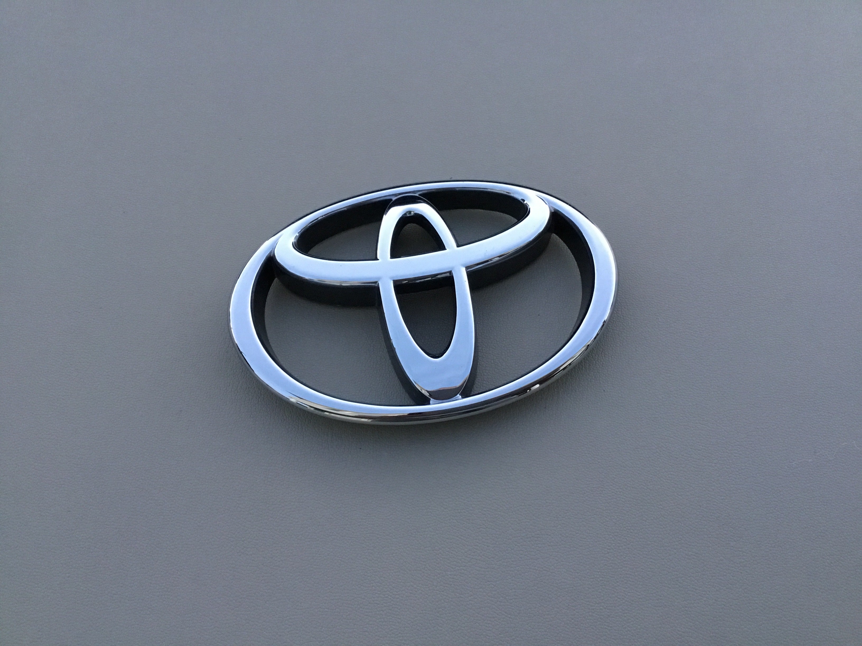 1993-1998 Toyota T100 Grille Emblem