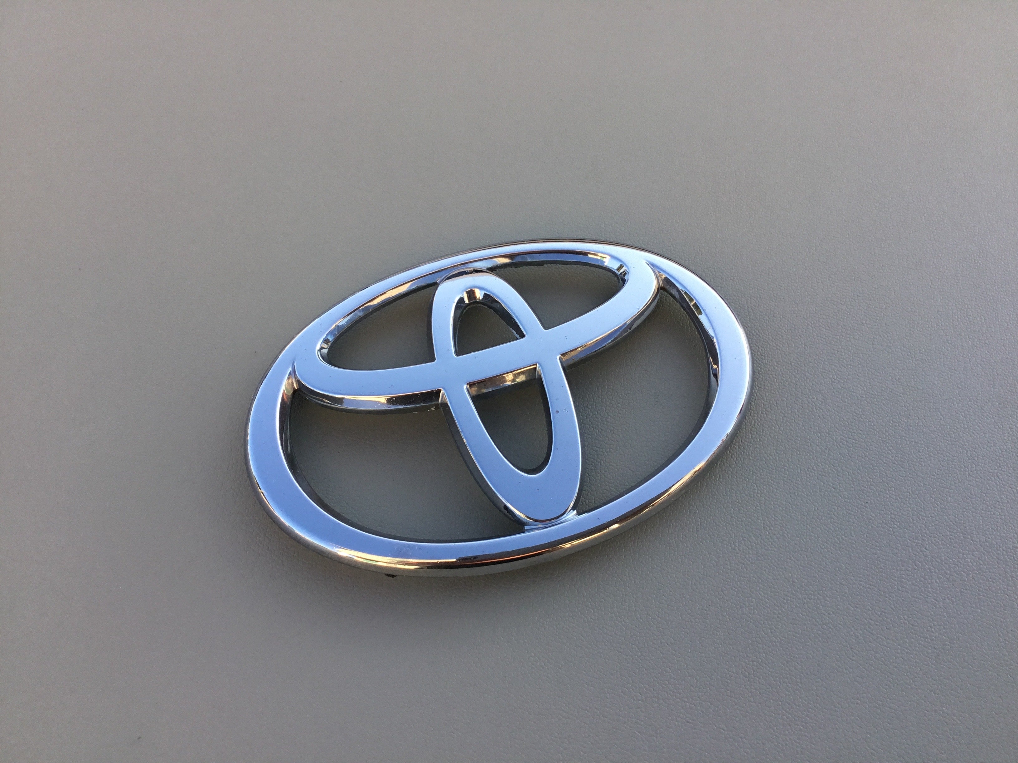 2004-2005 Toyota Sienna Grille Emblem