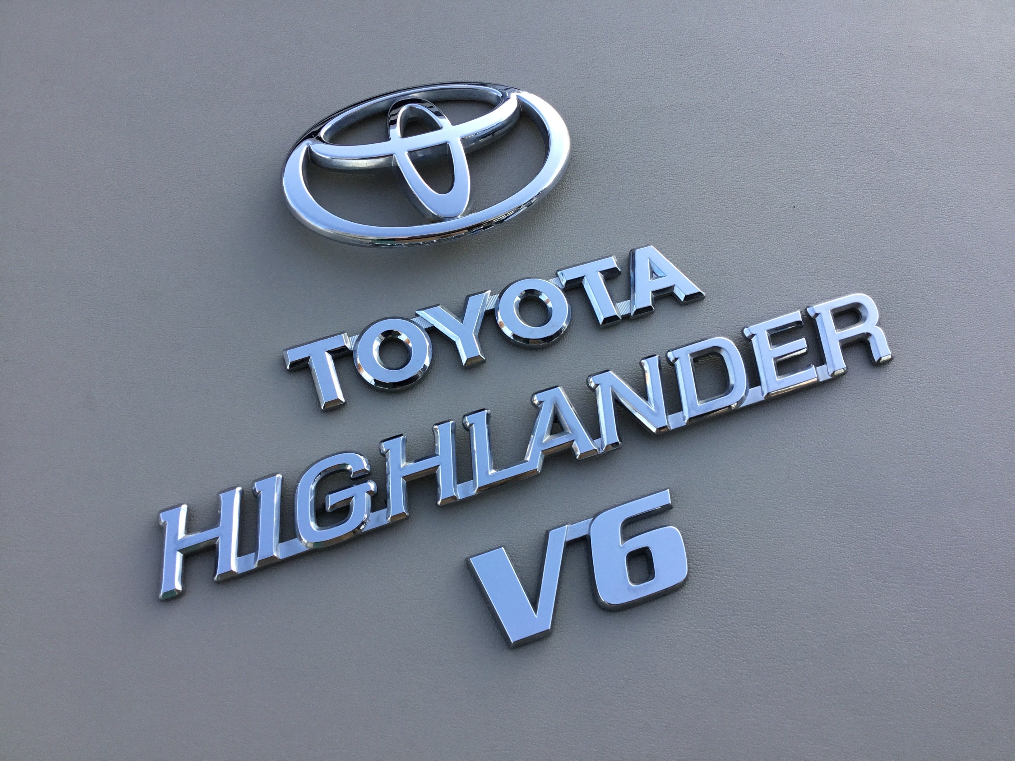 2001-2007 Toyota Highlander V6 Tailgate Emblem Set - Emblem Dude