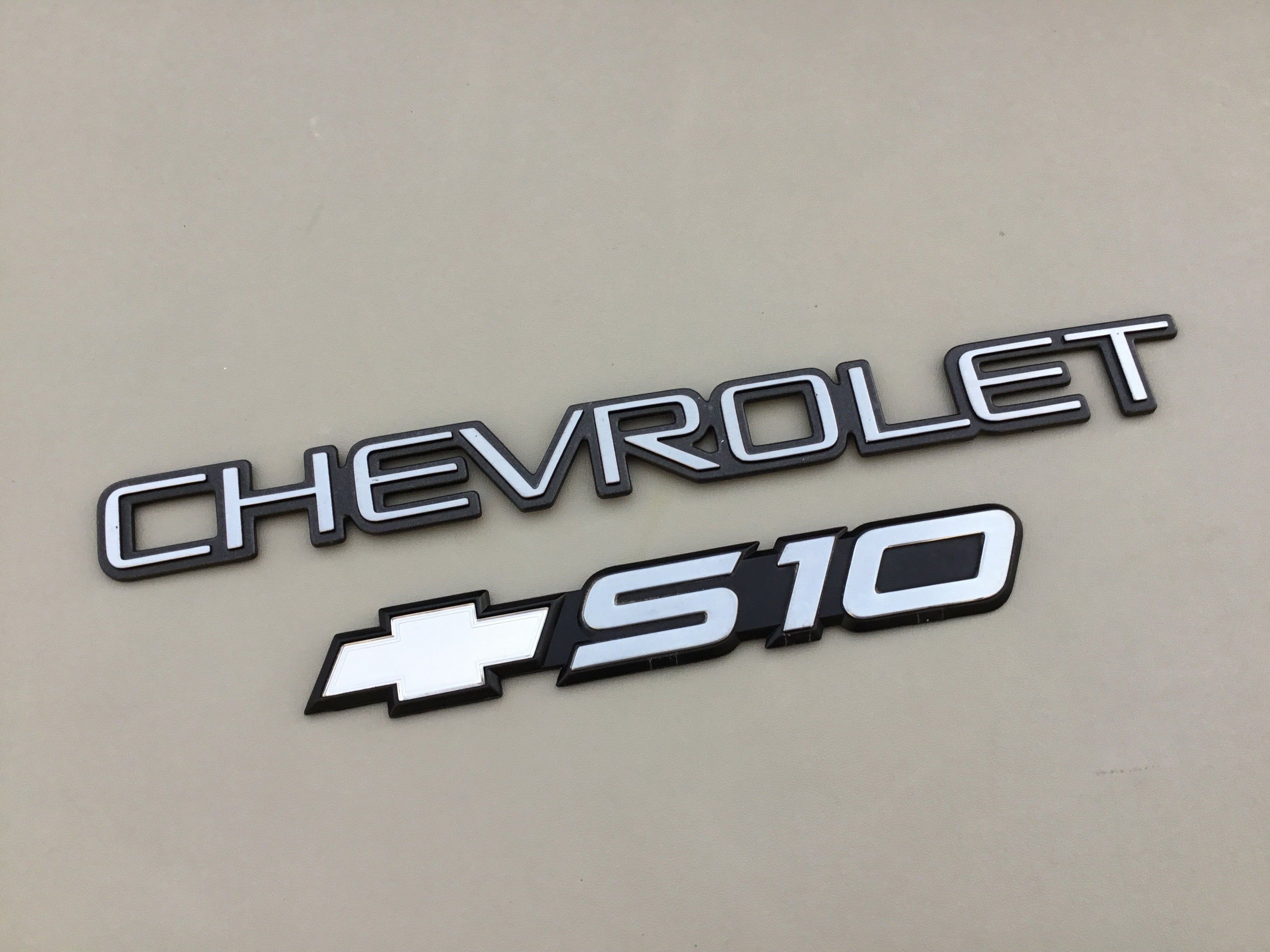 1998-2005 Chevrolet S10 Tailgate Emblem Set - Emblem Dude